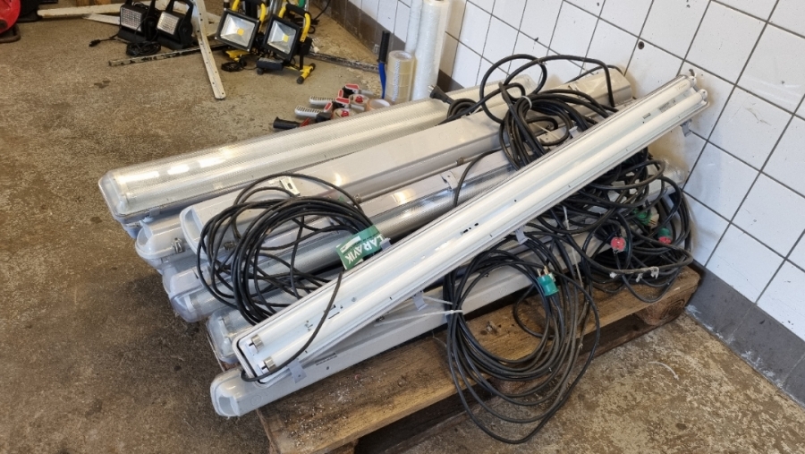Klaravik Auktioner | Lys armature med ledning