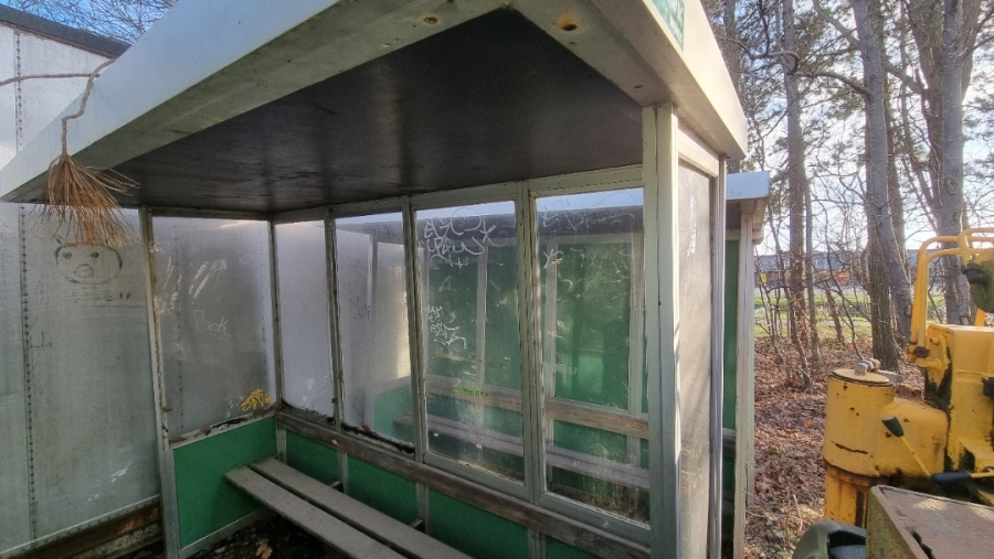 Klaravik Auktioner | Busskur / læ skur