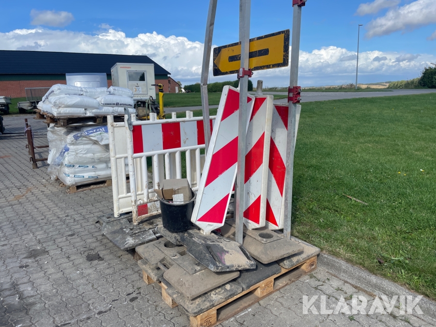 Diverse afspærringer og skilte, Randers, Klaravik auktioner