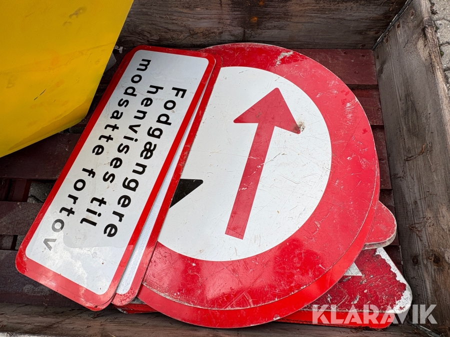 Skilte og fødder, Faxe, Klaravik auktioner