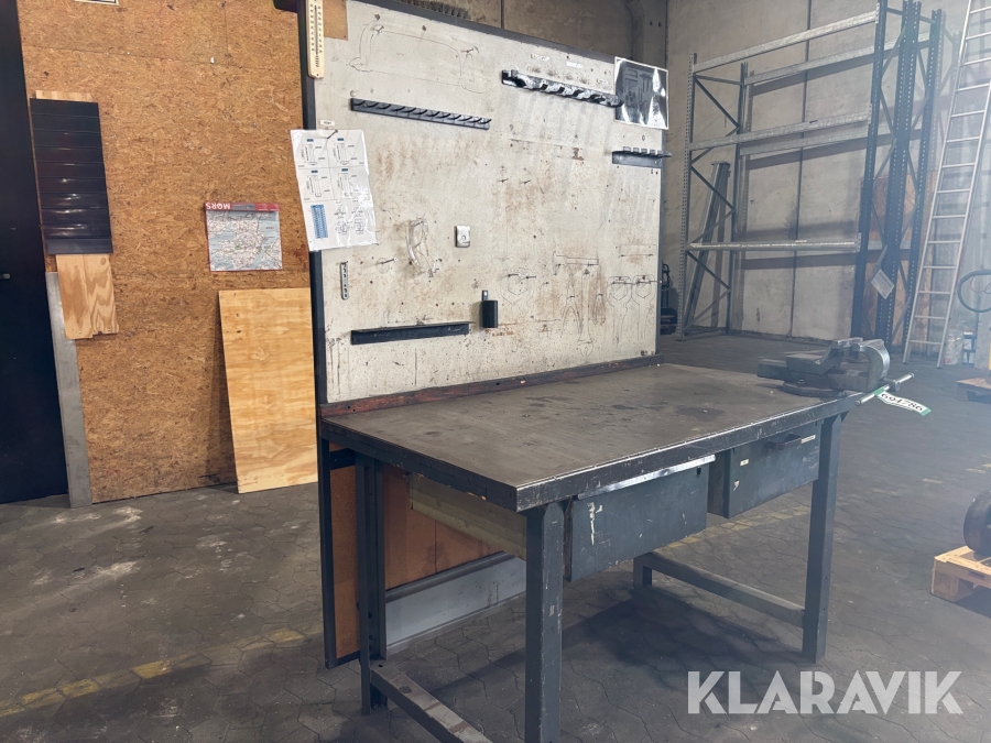 Arbejdsbord med skuffer og tavle, Morsø, Klaravik auktioner